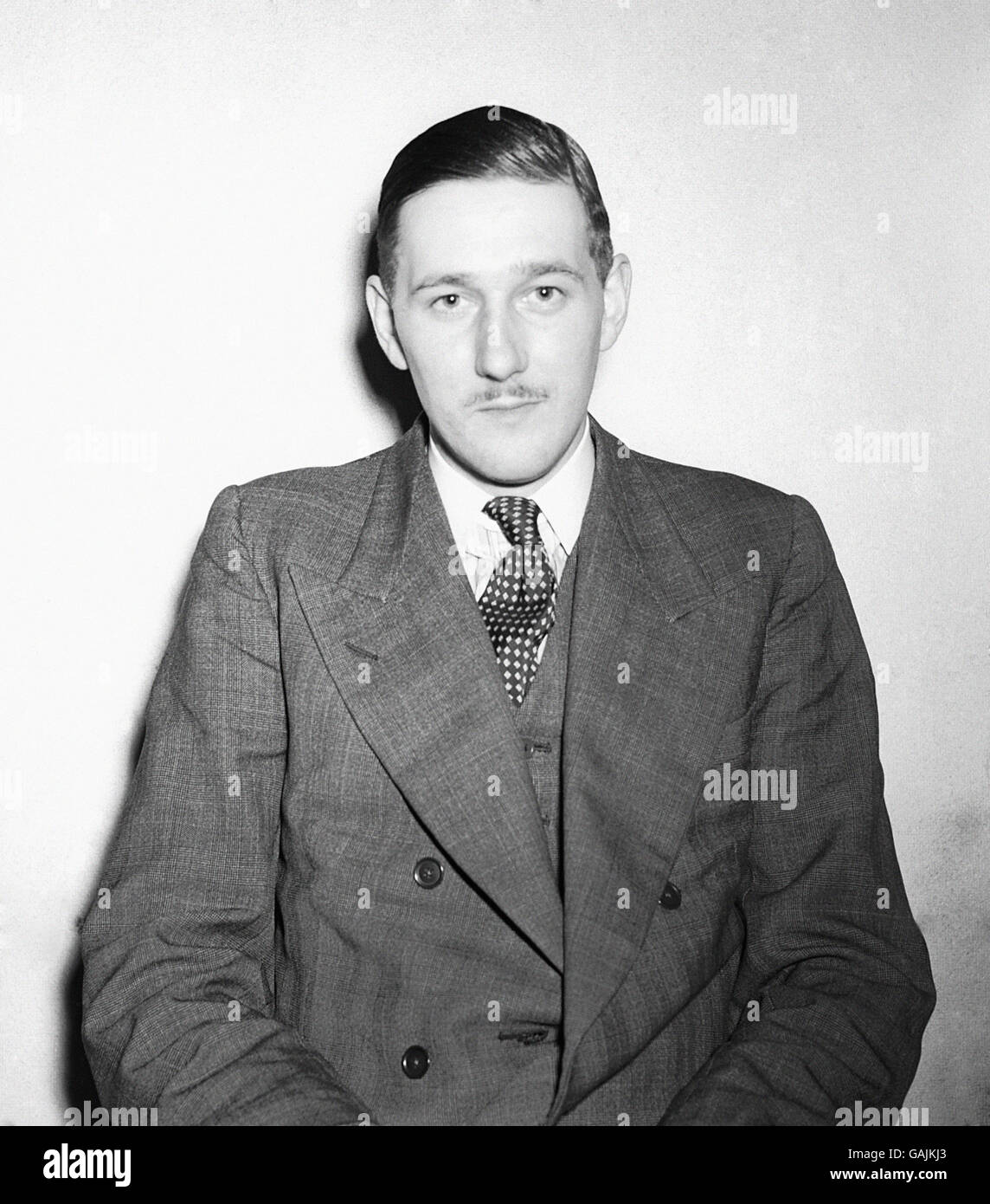 Reporter 1950s hi-res stock photography and images - Alamy