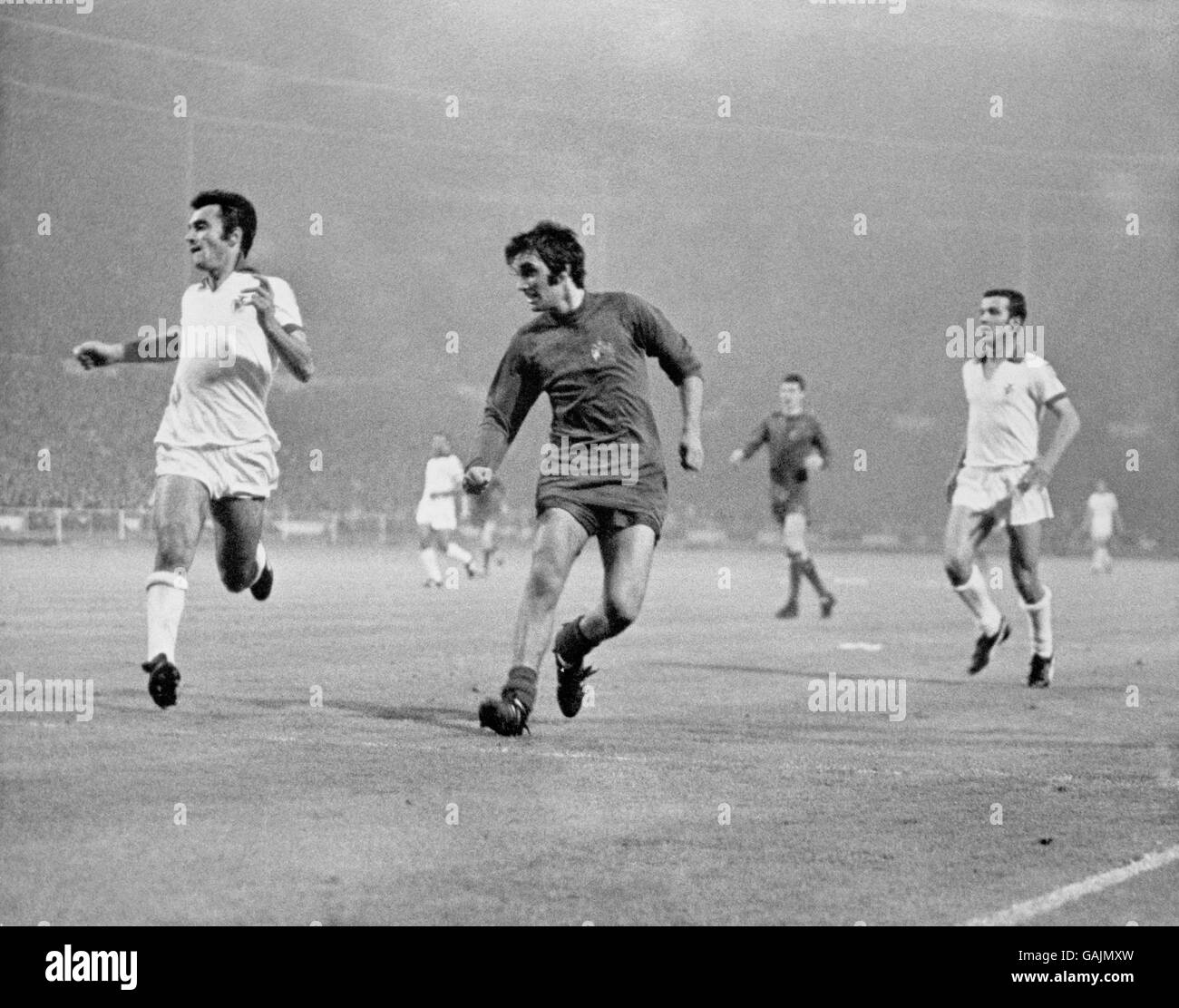 George best manchester united scores hi-res stock photography and ...