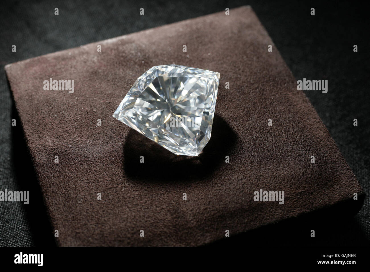 Largest diamond stone hi-res stock photography and images - Alamy