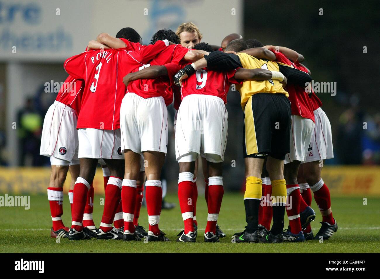 Charlton athletic team huddle before the game hi-res stock photography ...
