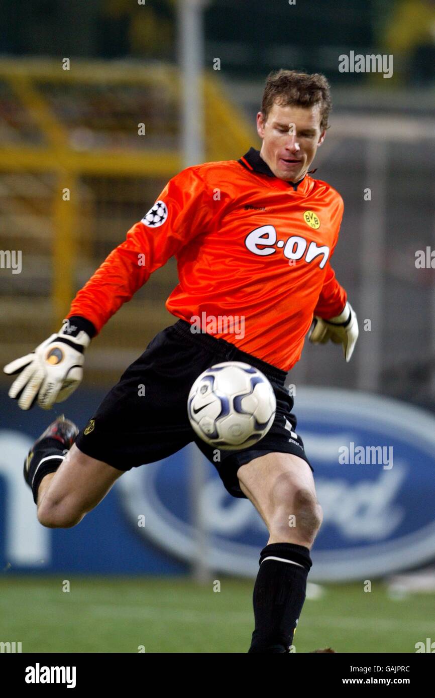 Borussia dortmund goalkeeper jens lehmann kicks the ball upfield hi-res ...