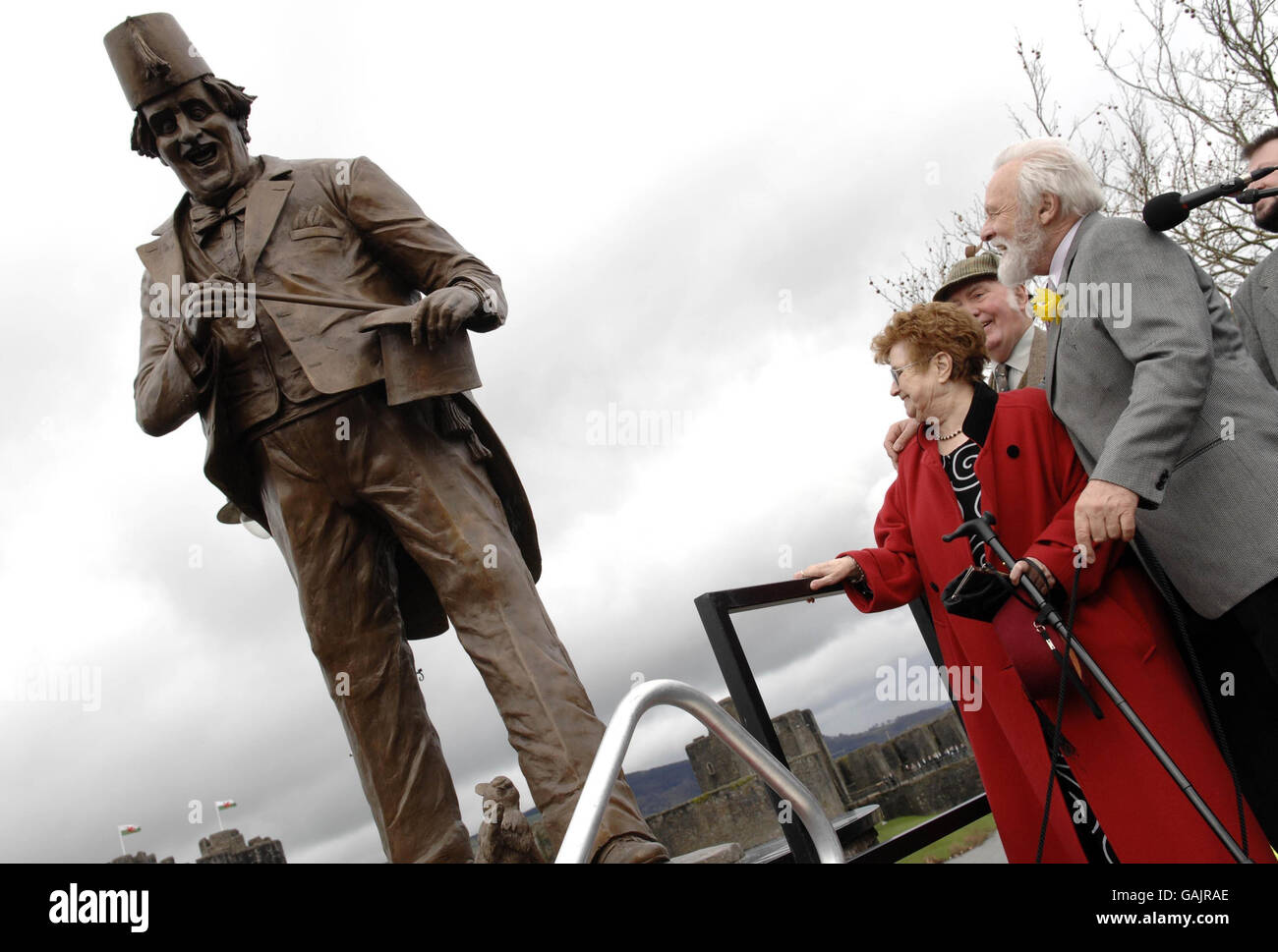 Statue of Tommy Cooper unveiled in Caerphilly Stock Photo - Alamy