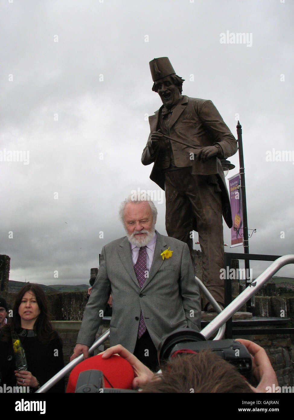 Statue of Tommy Cooper unveiled in Caerphilly Stock Photo - Alamy