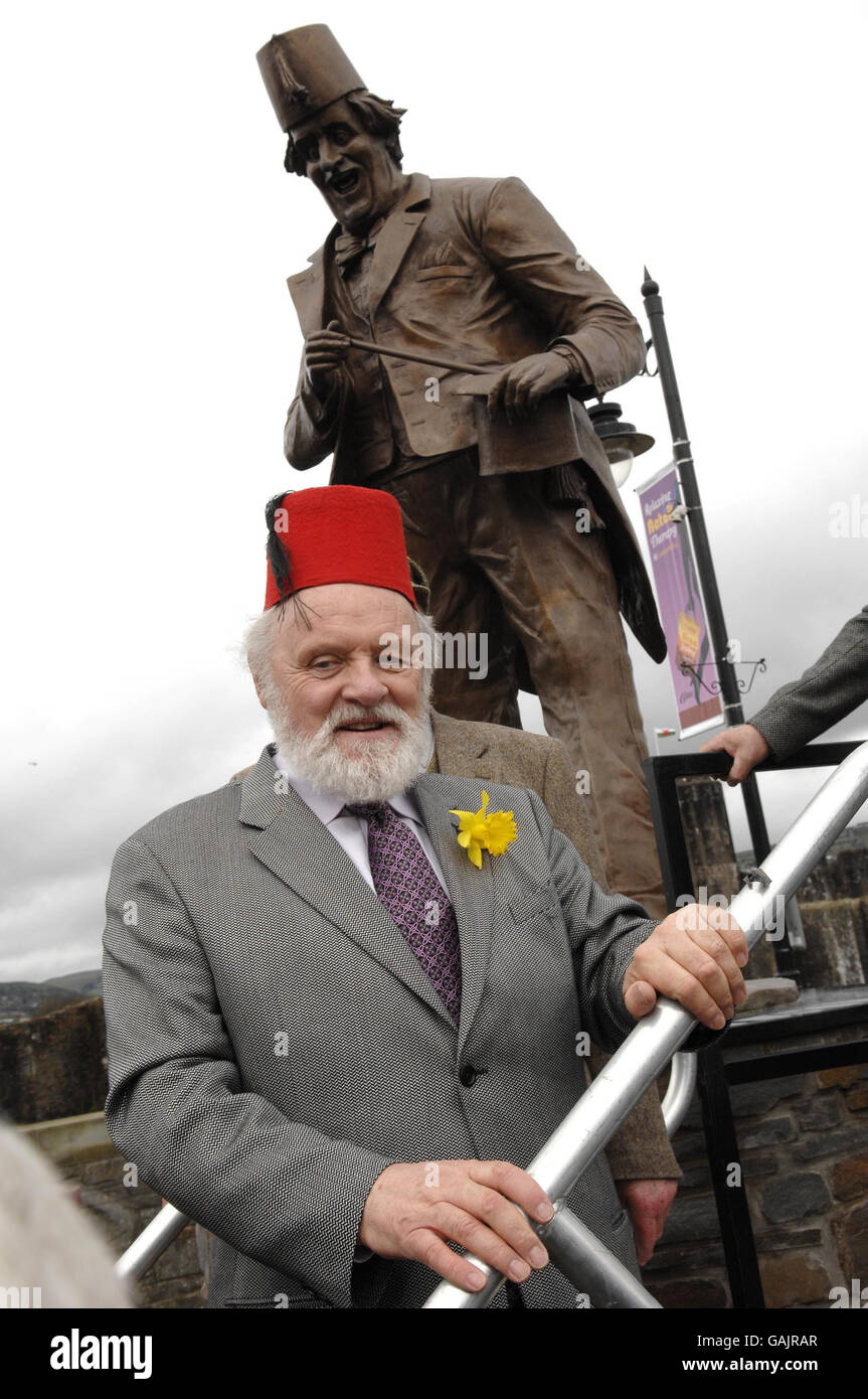 Nine foot statue hi-res stock photography and images - Alamy