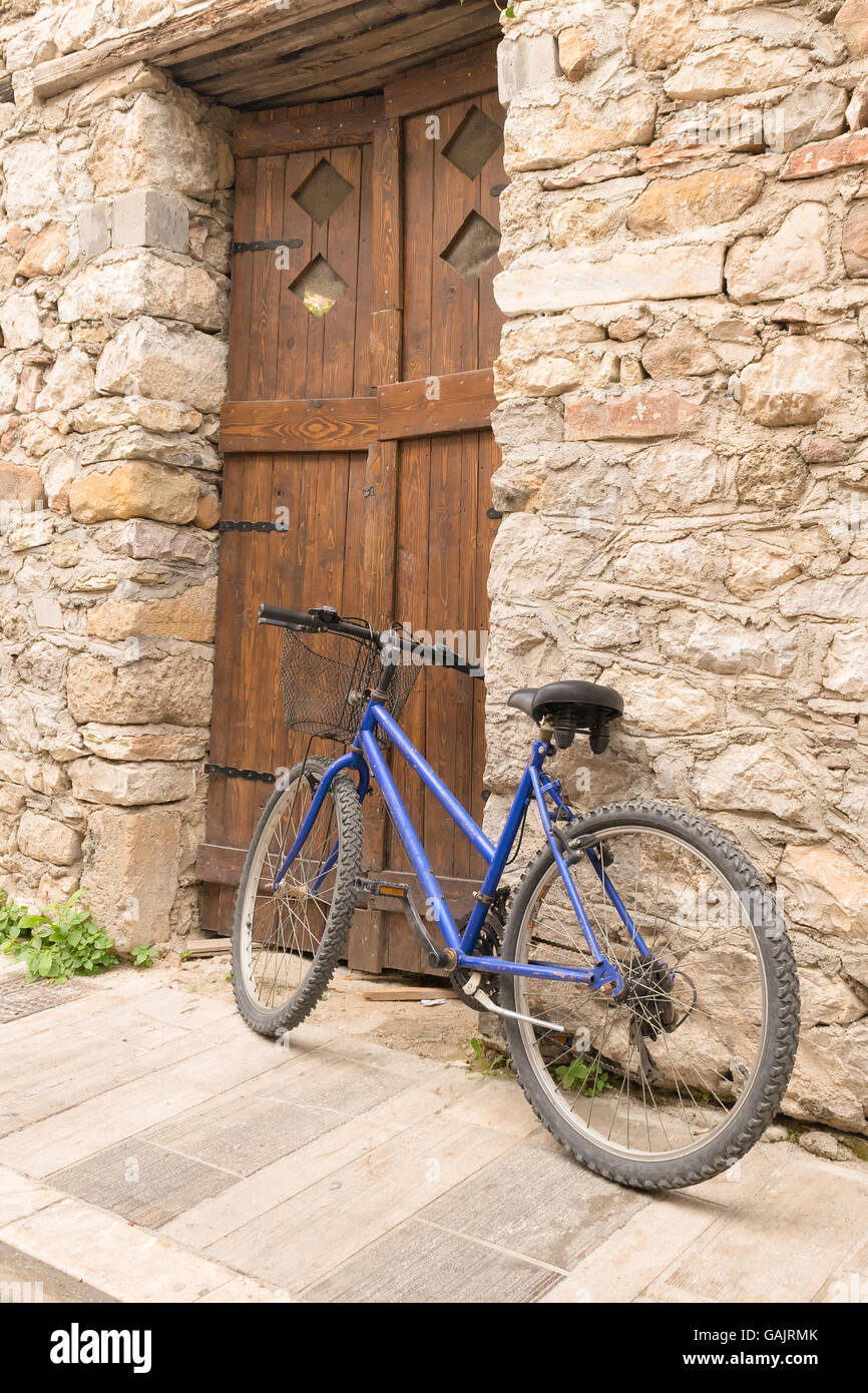 Bicycle against wall hi-res stock photography and images - Alamy