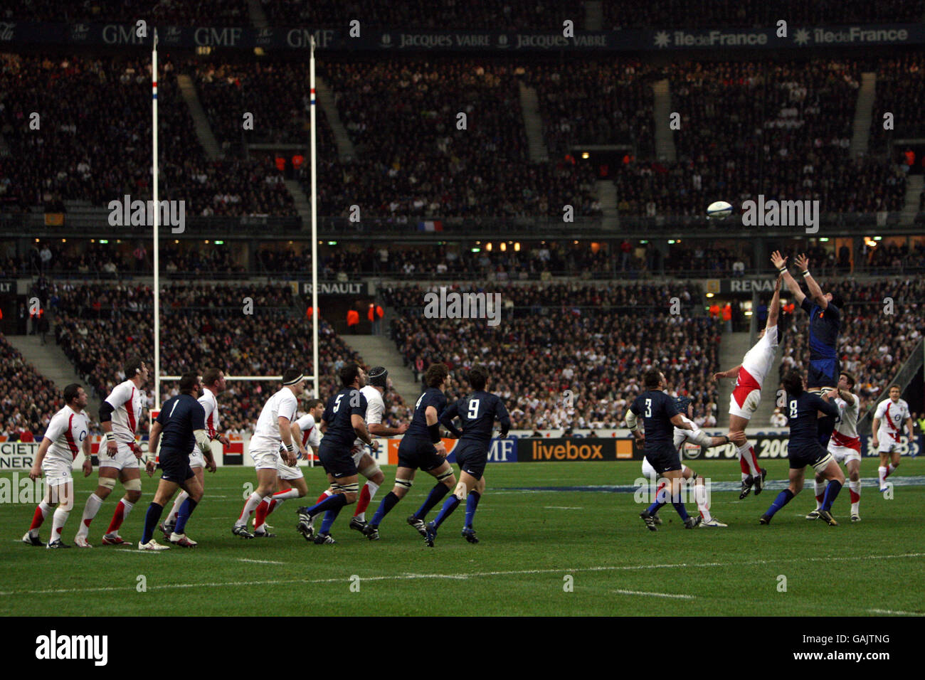 Rugby full length lineout line out hi-res stock photography and images ...
