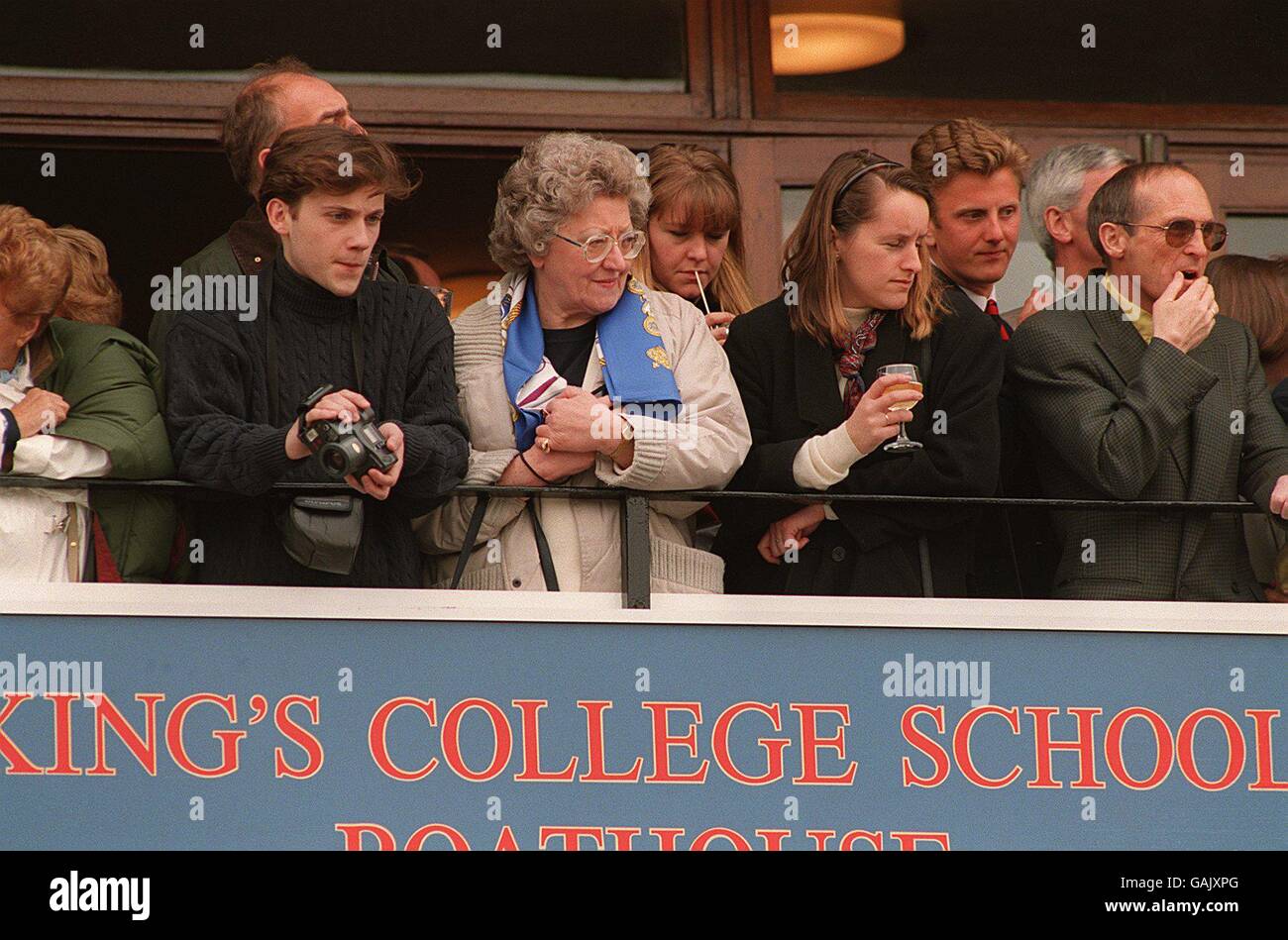 BOAT RACE. SPECTATORS WATCH THE BOAT RACE Stock Photo - Alamy
