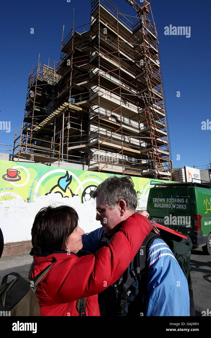 Paul hansard is hugged by his wife ann hi-res stock photography and ...