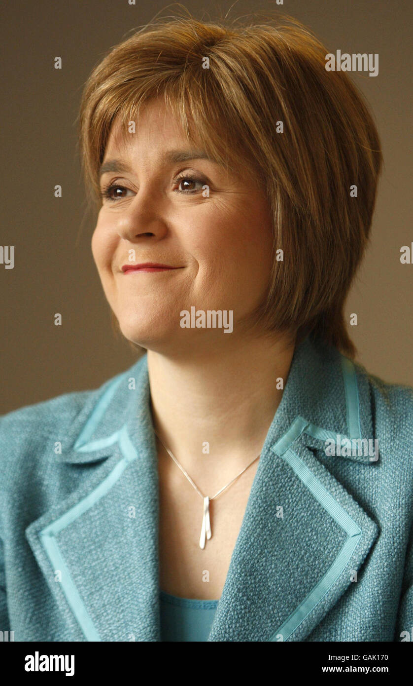 Nicola sturgeon visits st johns hospital hi-res stock photography and ...