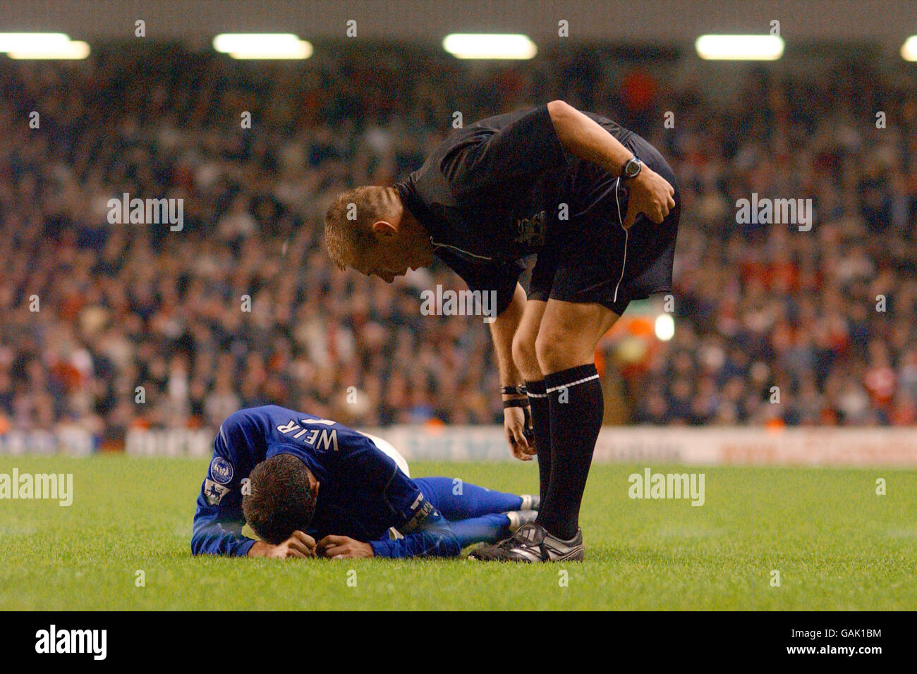 Graham poll premier league referee hi-res stock photography and images ...