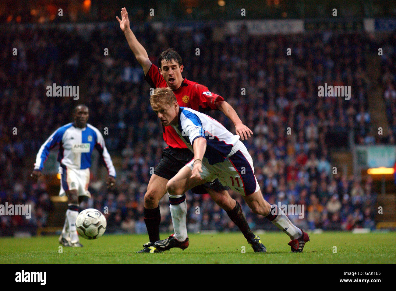 Manchester United's Gary Neville and Blackburn Rovers Damien Duff ...
