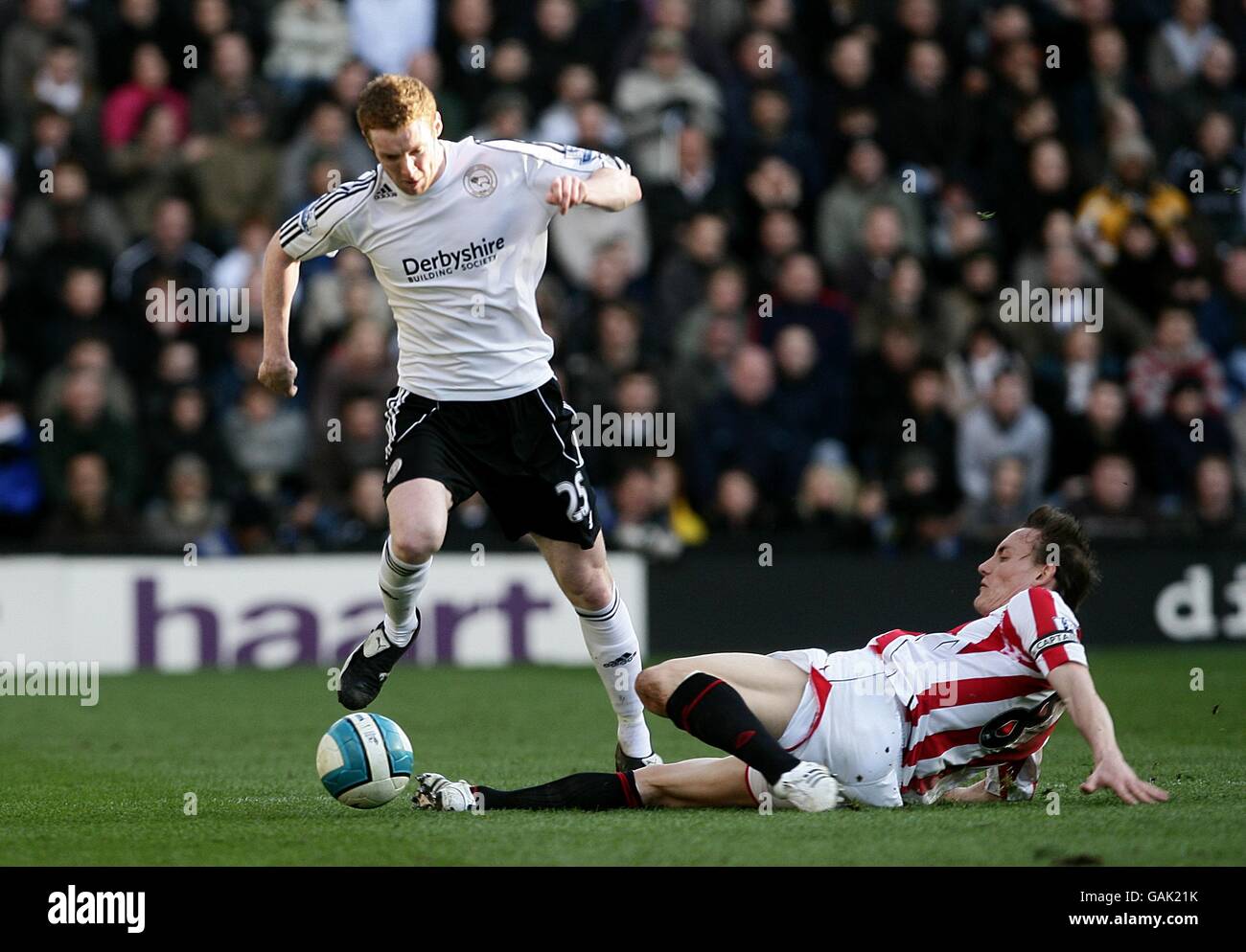 Derby County's Stephen Pearson and Sunderland's Dean Whitehead (right ...