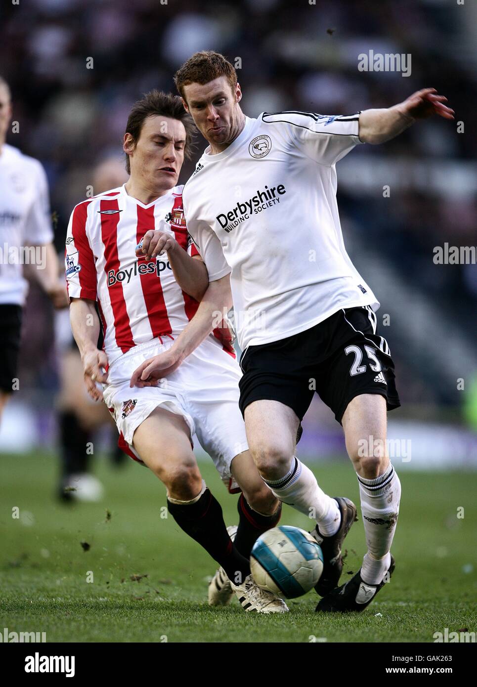 Derby countys stephen pearson and sunderlands dean whitehead right hi ...