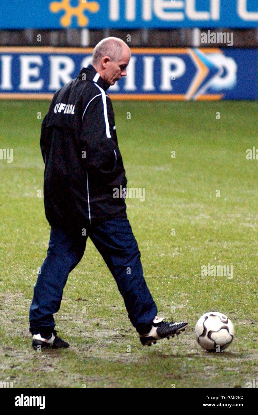 Referee does pitch inspection hi-res stock photography and images - Alamy