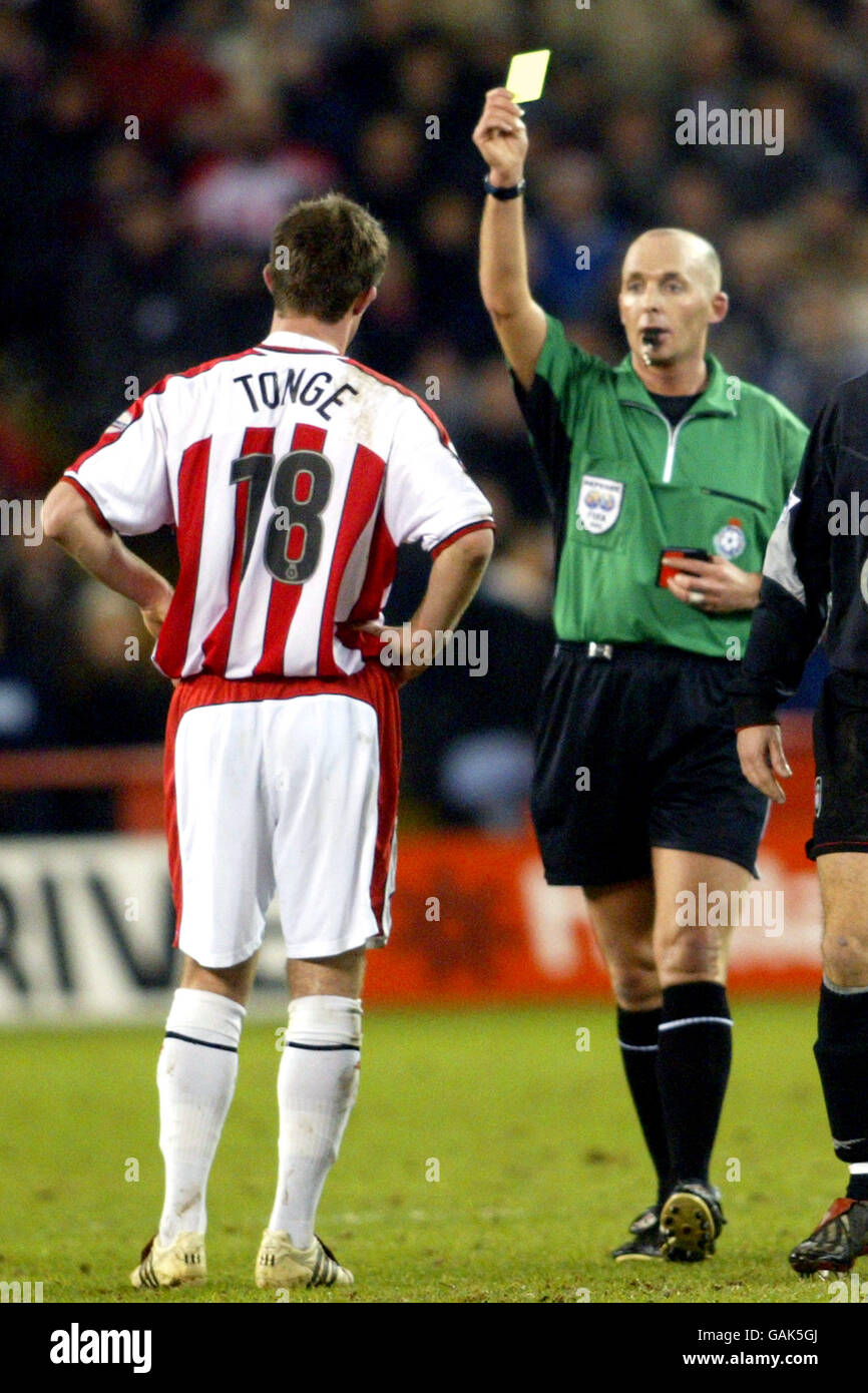 Mike dean yellow card hi-res stock photography and images - Alamy