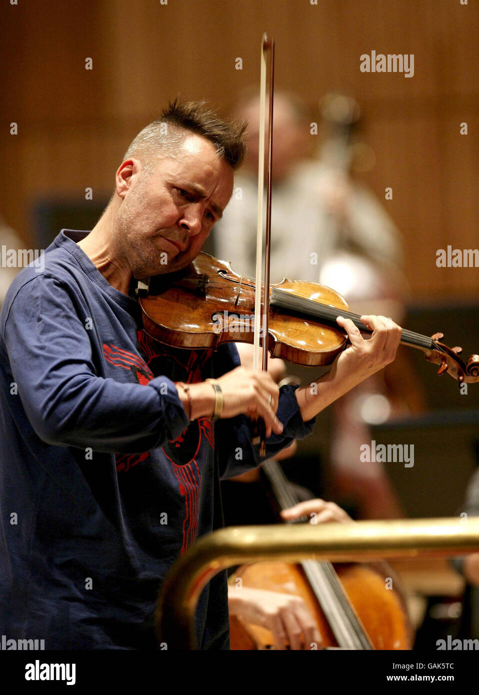 Nigel kennedy performing with the royal philharmonic orchestra hi-res ...