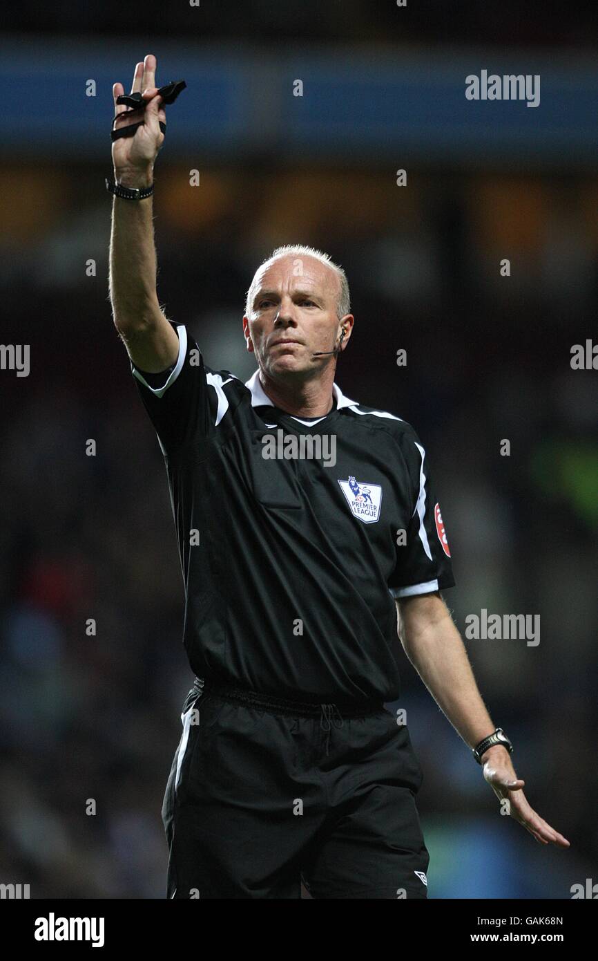 Football referee steve bennett hi-res stock photography and images - Alamy