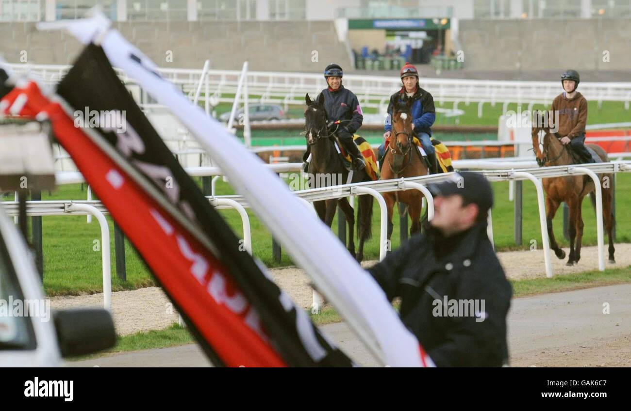 Banners re erected cheltenham racecourse hi-res stock photography and ...