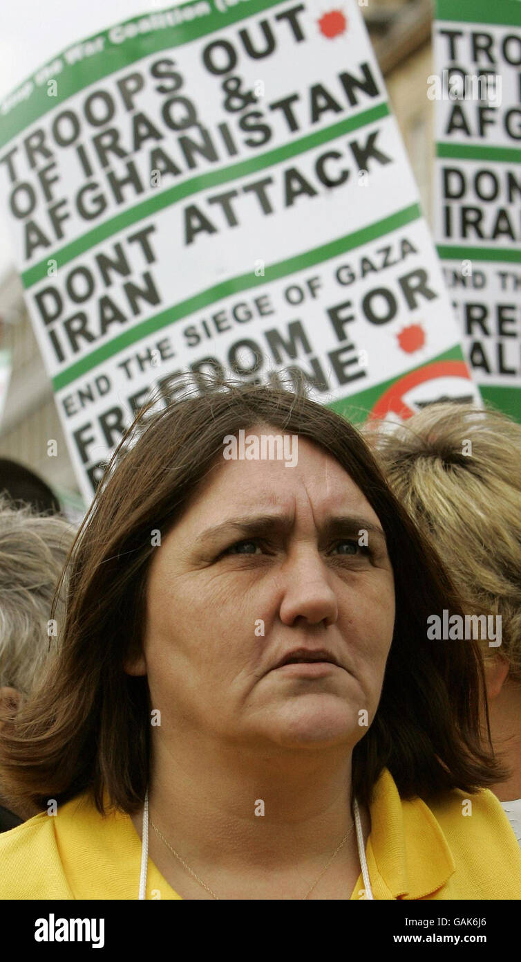 Rose gentle anti war demonstration hi-res stock photography and images ...