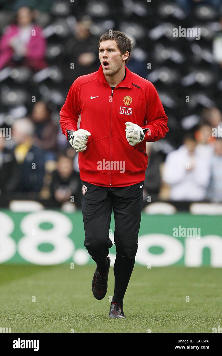 Manchester United's goalkeeper Ben Foster warms up prior to kick off ...