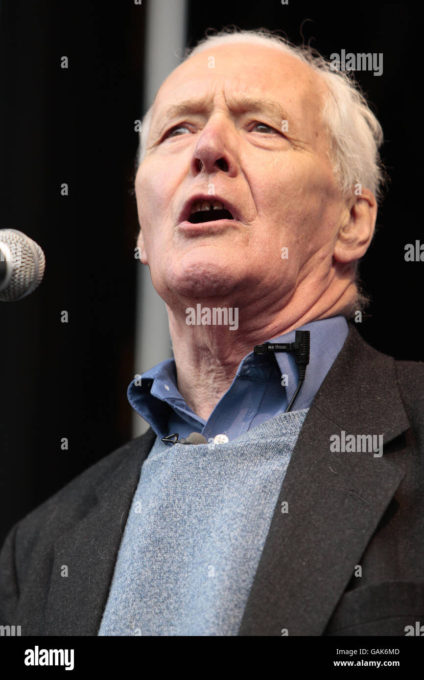 Tony benn mp during during anti war demonstration in trafalgar square ...