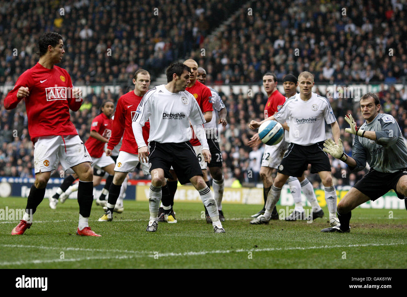 Manchester united goalkeeper roy carroll hi-res stock photography and ...