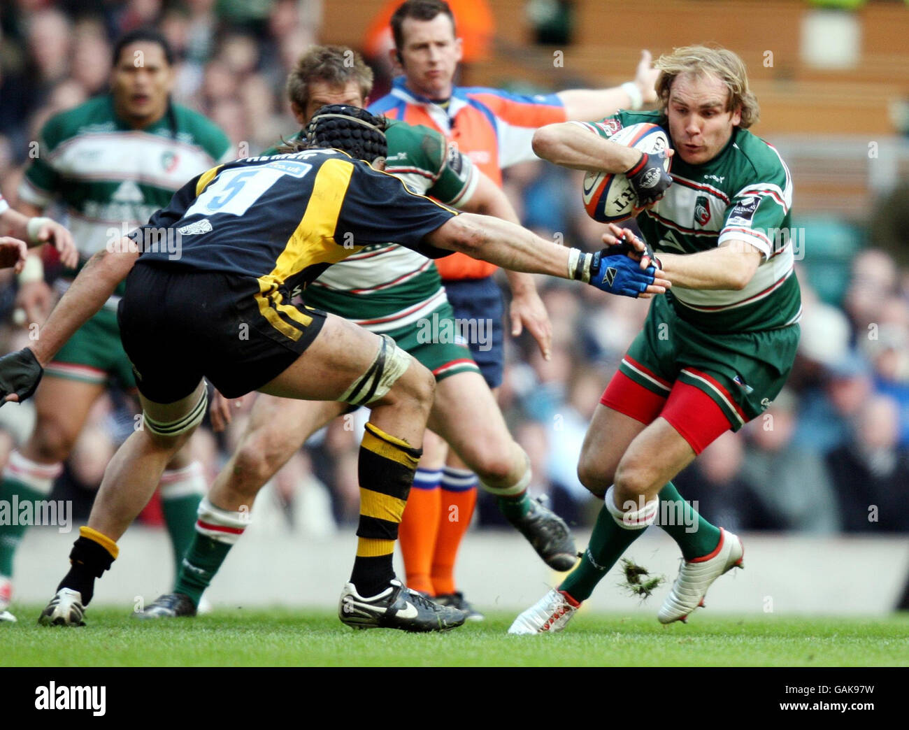 Leicester's Andy Goode steps inside Wasps Tom Palmer during the EDF ...