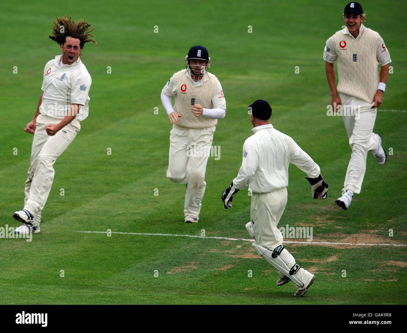 Full length celebrating cricket 3rd hi-res stock photography and images ...