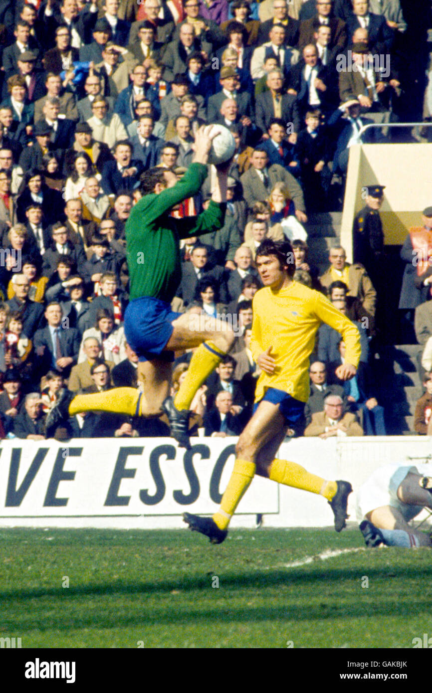Arsenal goalkeeper bob wilson in action hi-res stock photography and ...