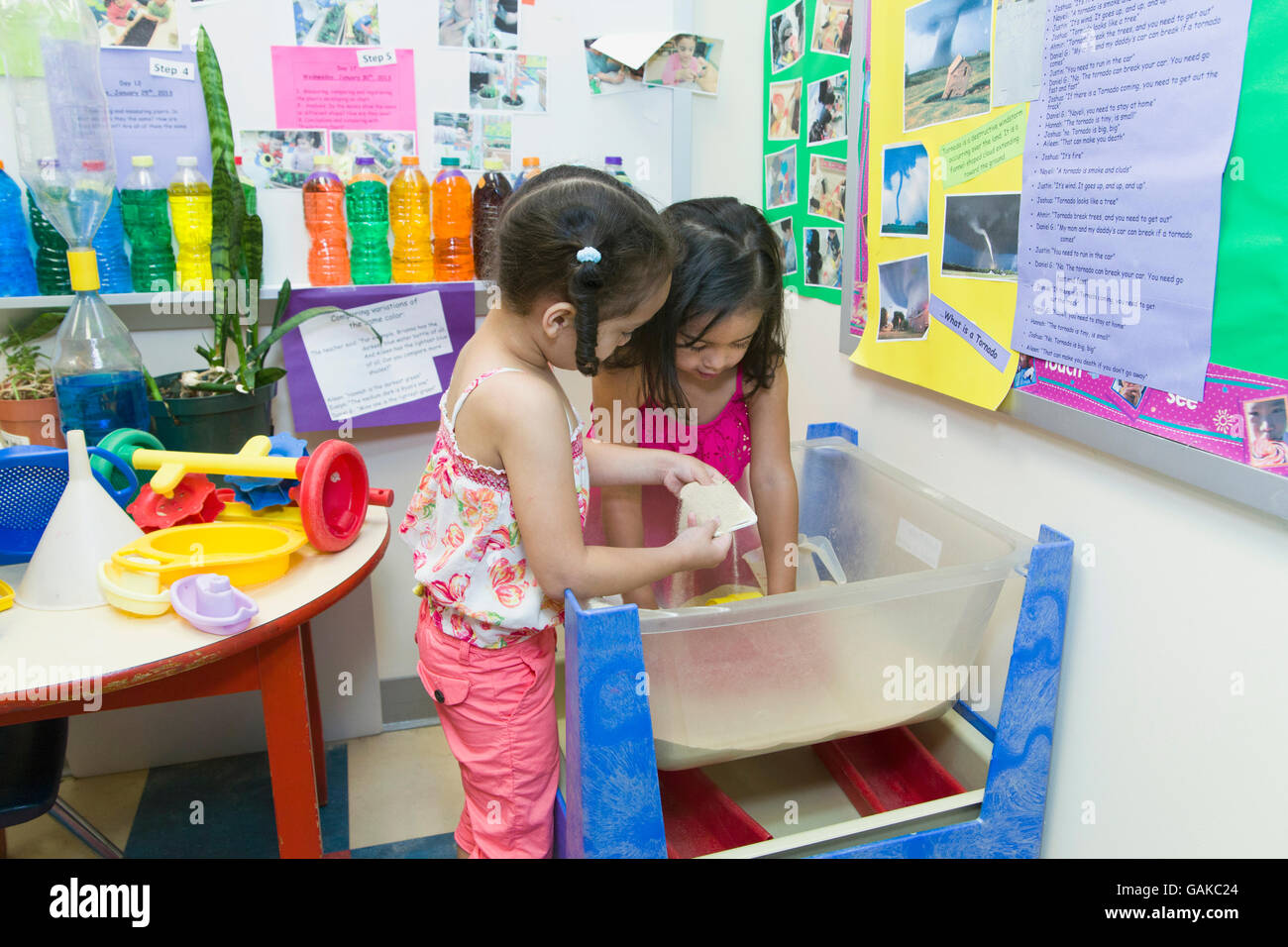 Teaching kids classroom hi-res stock photography and images - Alamy Teaching kids classroom hi-res stock photography and images - Alamy