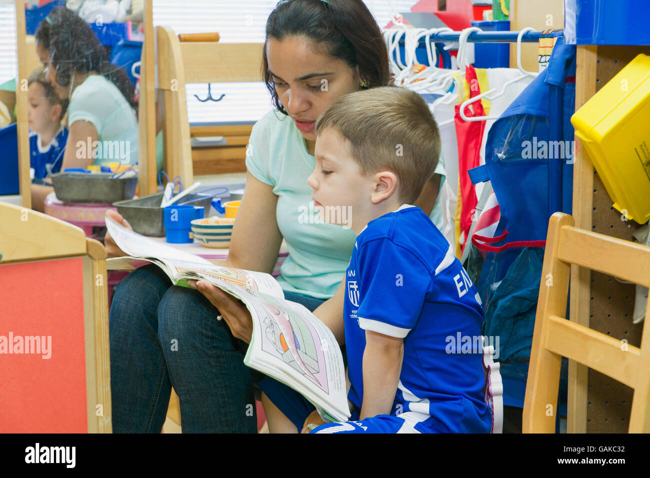 Teaching kids classroom hi-res stock photography and images - Alamy Teaching kids classroom hi-res stock photography and images - Alamy