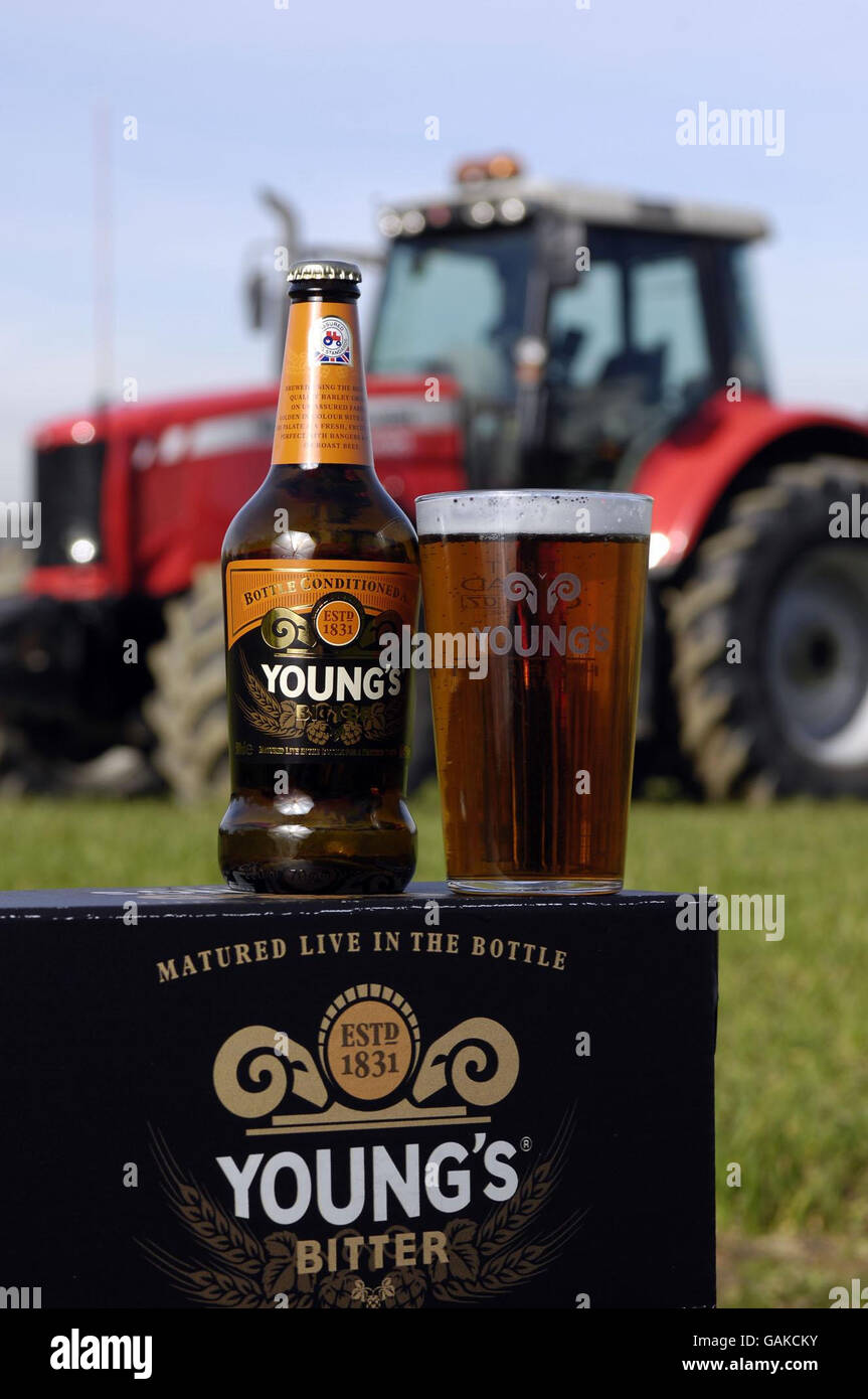 Red tractor logo hi-res stock photography and images - Alamy