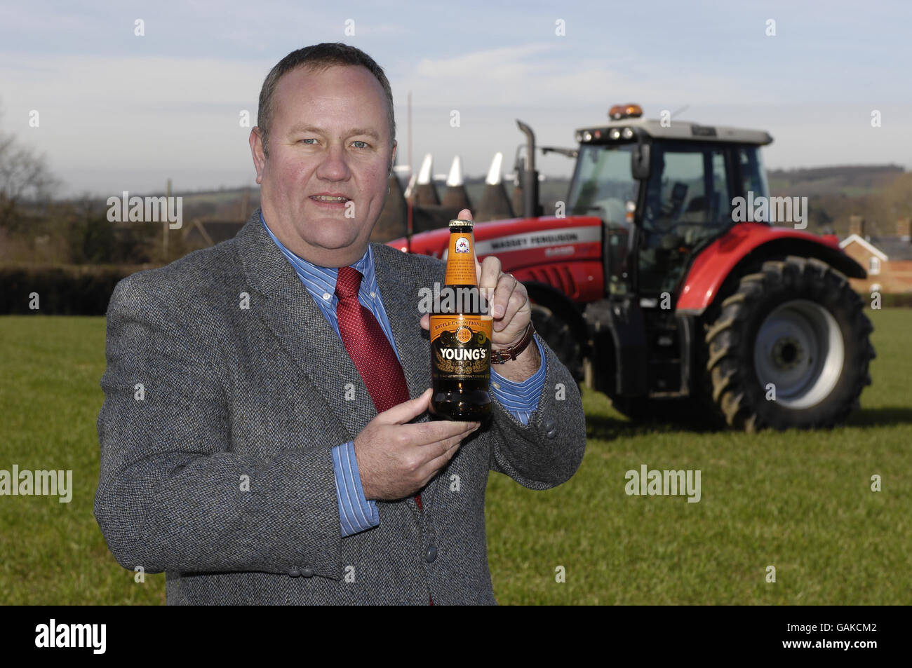 Red tractor logo hi-res stock photography and images - Alamy