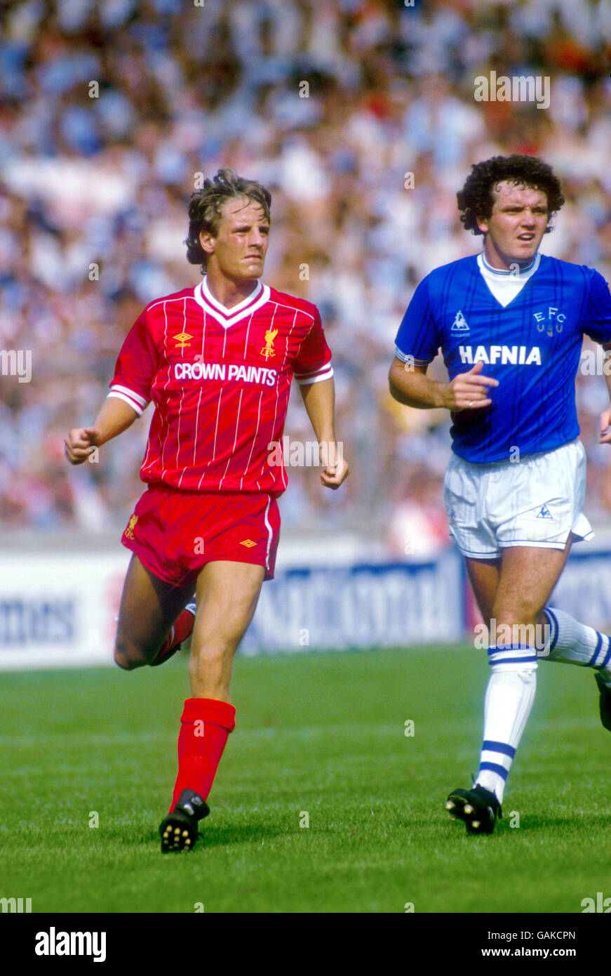 (L-R) Paul Walsh of Liverpool is tracked by Everton's John Bailey Stock ...