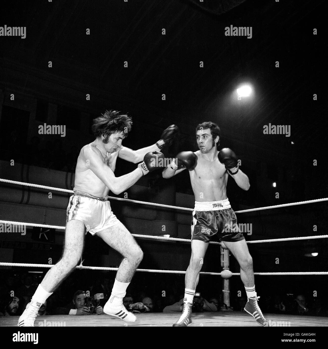 Boxing - Middleweight Bout - Alan Minter v Pat Brogan. Alan Minter (r ...