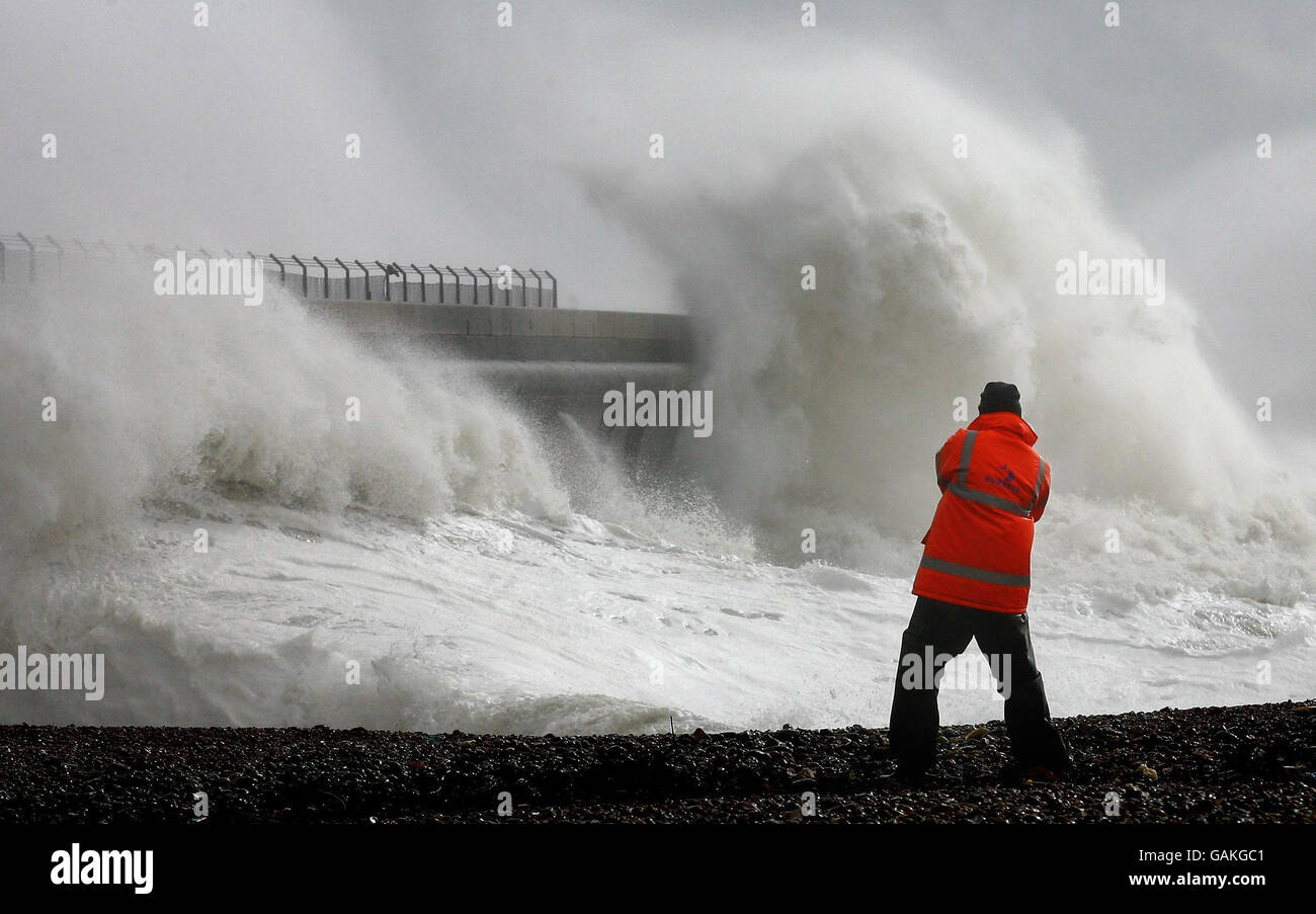 Wave crashing over the harbour wall hi-res stock photography and images ...