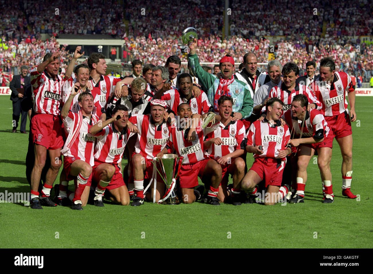 Stoke City celebrate with the Autoglass Trophy. (back row l-r) Chick ...
