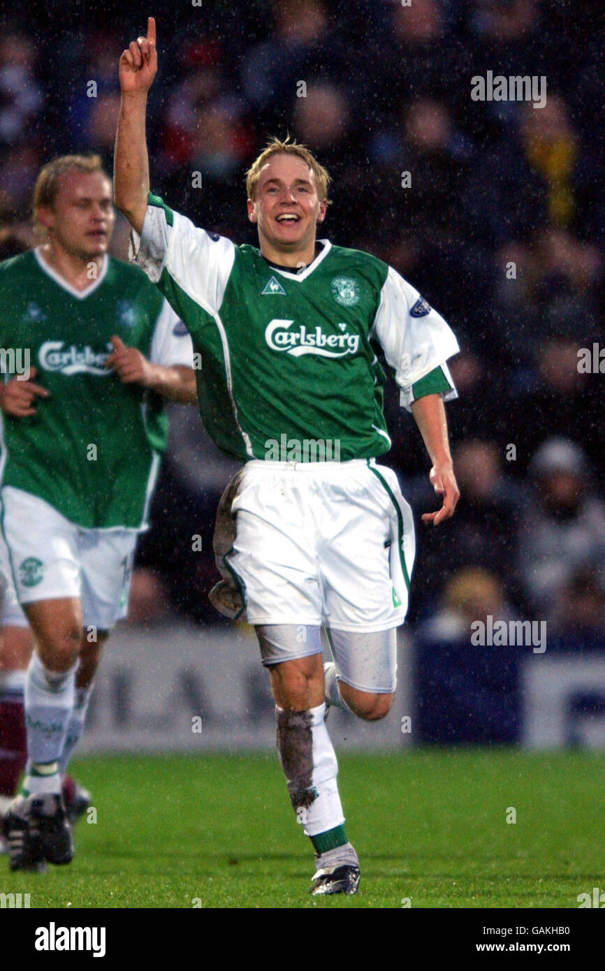 Hibernians tom mcmanus celebrates scoring his sides second goal hi-res ...