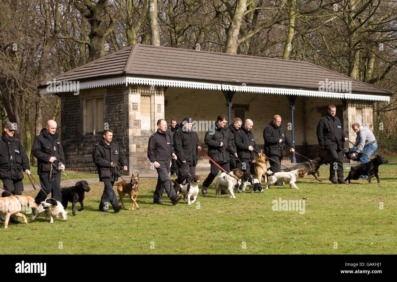 Police dog search teams search Crows Nest Park near the home of missing ...