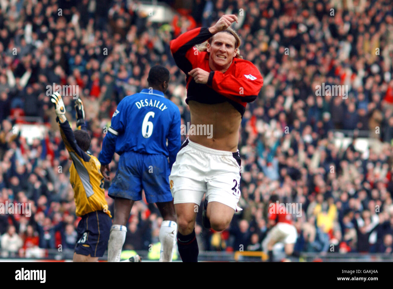 Manchester United's Diego Forlan celebrates scoring their winning goal ...