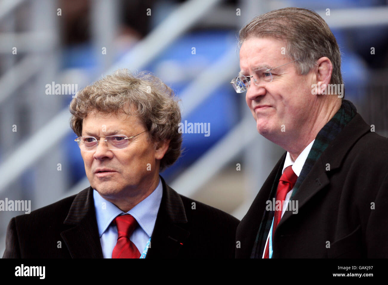 France's assistant coach Jo Maso (l) and French Rugby Federation ...