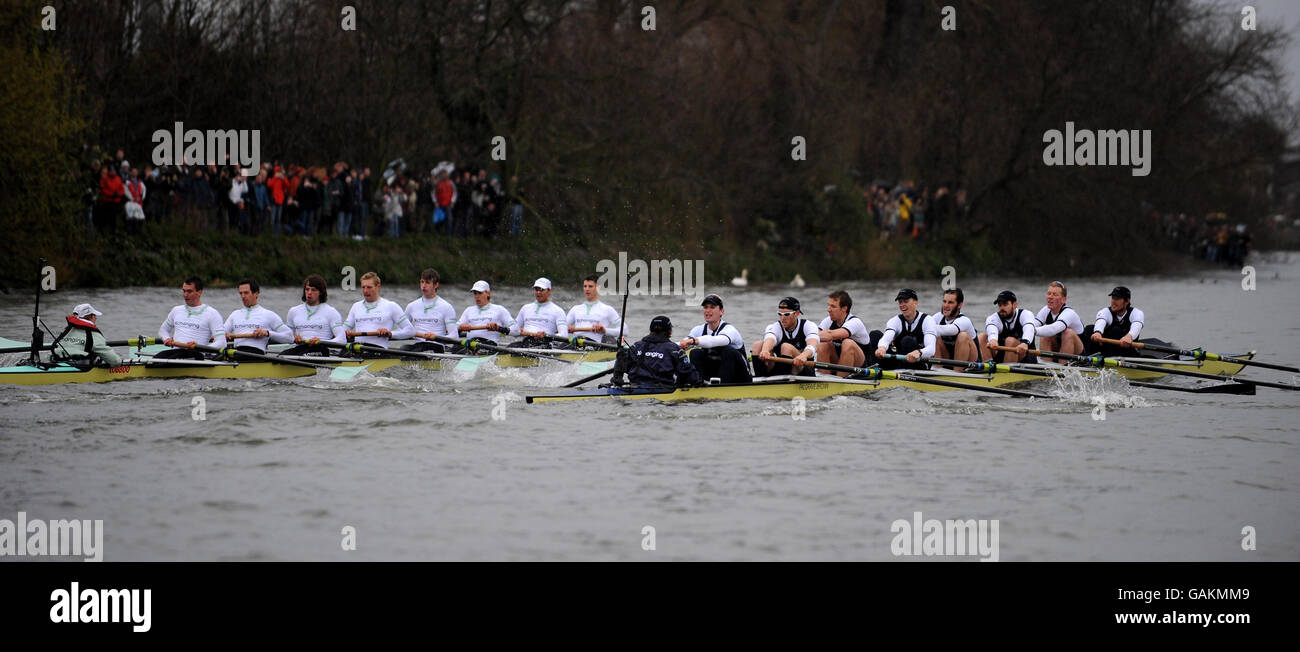 Cambridge (left) and Oxford (right) compete during the Boat Race on the ...