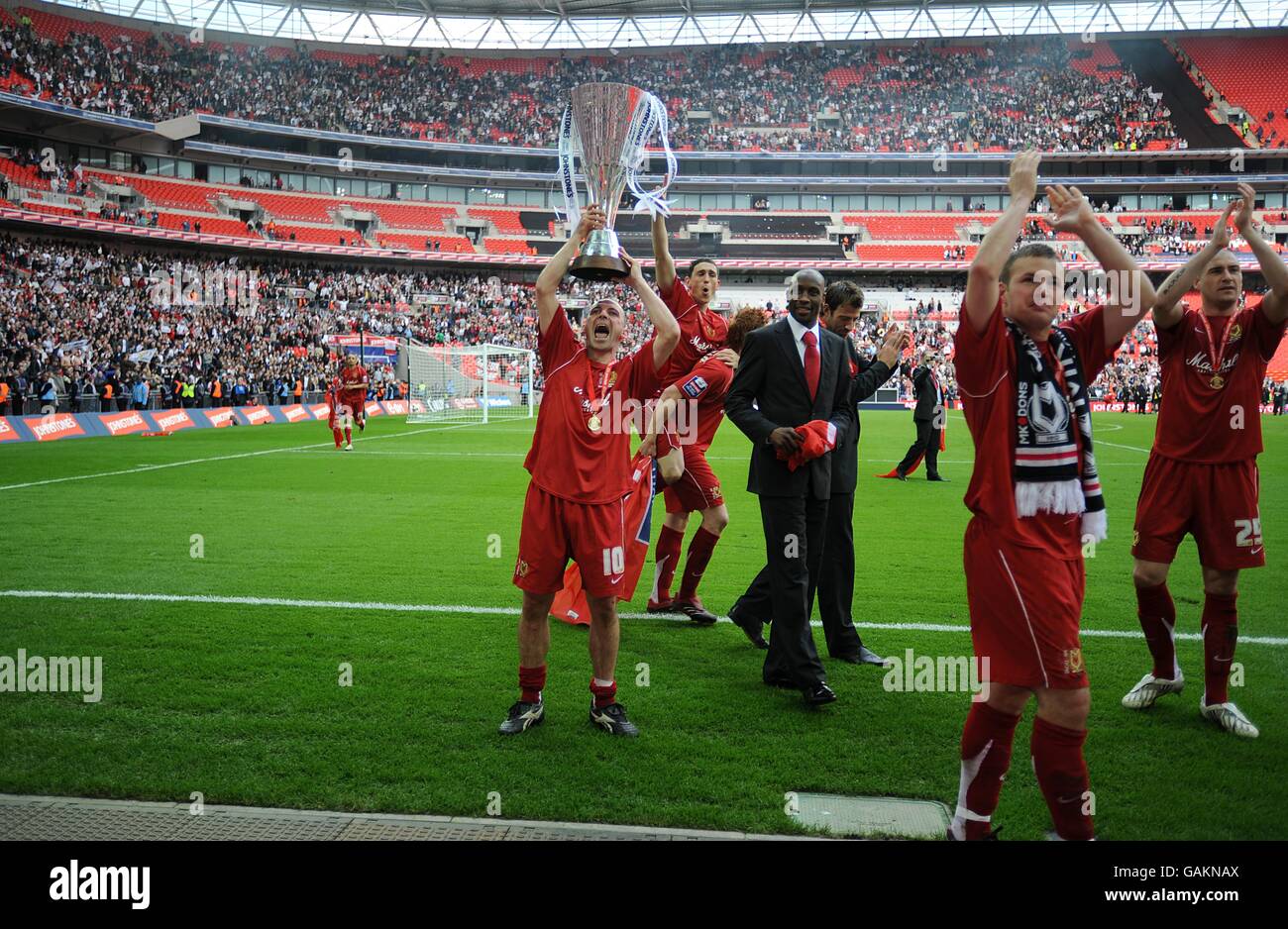 Milton keynes dons celebrate winning the johnstones paint trophy hi-res ...