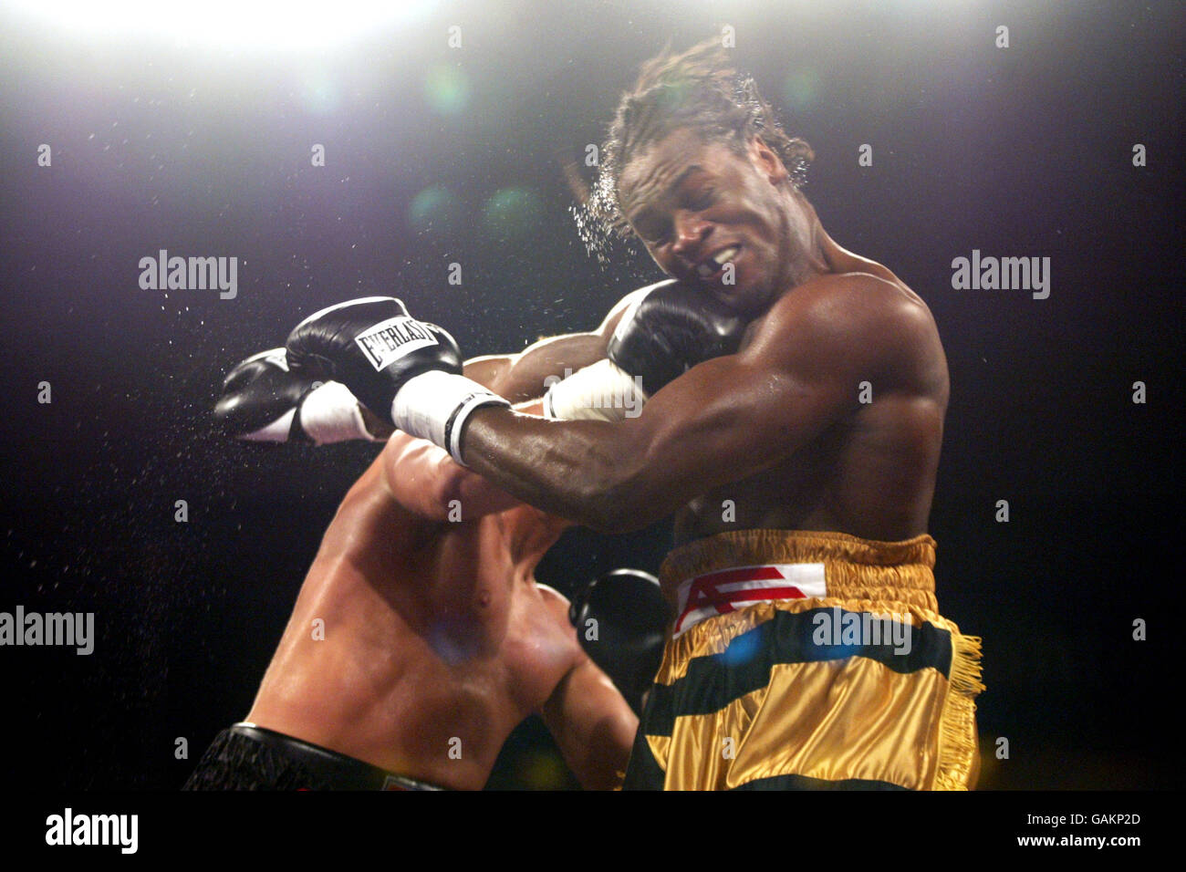 Rob Calloway forces Audley Harrison on to the back foot Stock Photo - Alamy