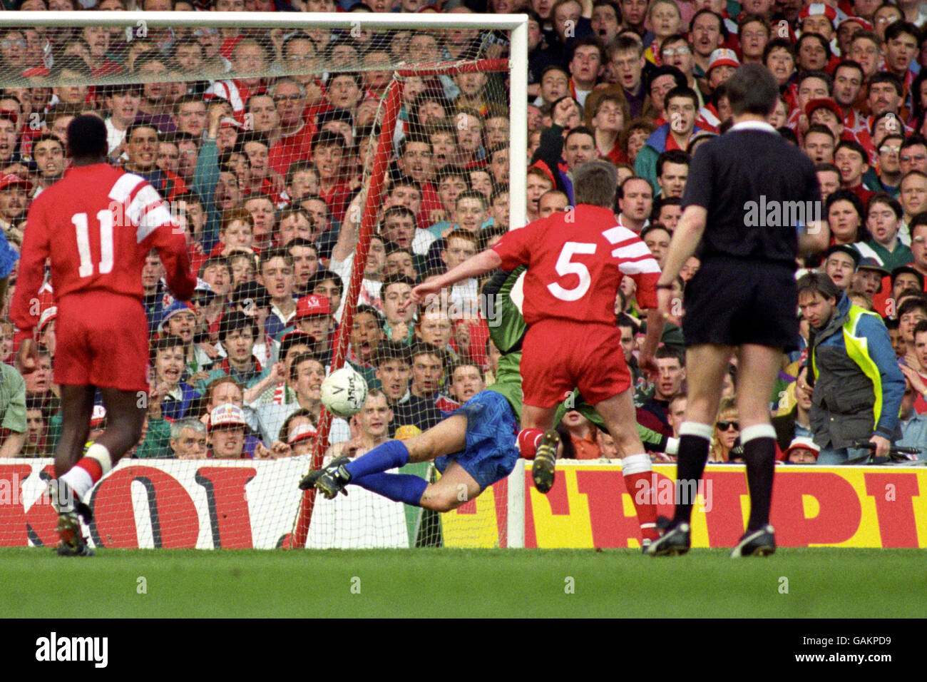 Liverpool's Ronnie Whelan (5) scores the equalizing goal 3 minutes from ...