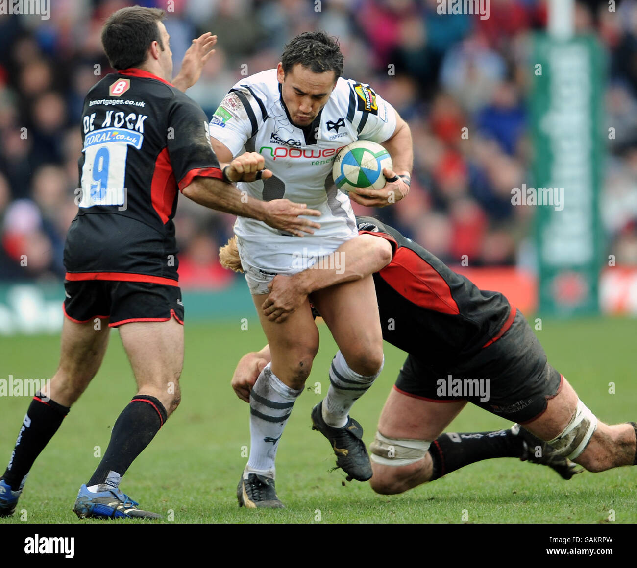 Saracens neil de kock hugh yan tackle ospreys sonny parker hi-res stock ...