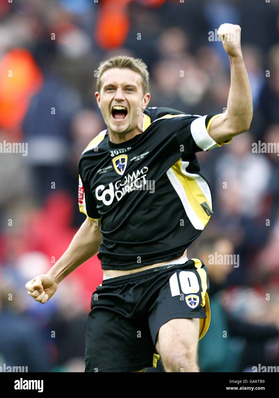 Cardiff City's Stephen McPhail celebrates after the final whistle Stock ...