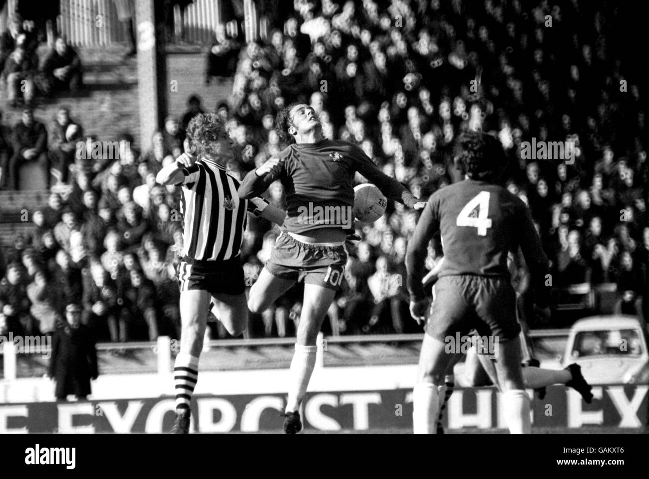 (L-R) Newcastle United's Pat Howard and Chelsea's Ian Hutchinson lose ...