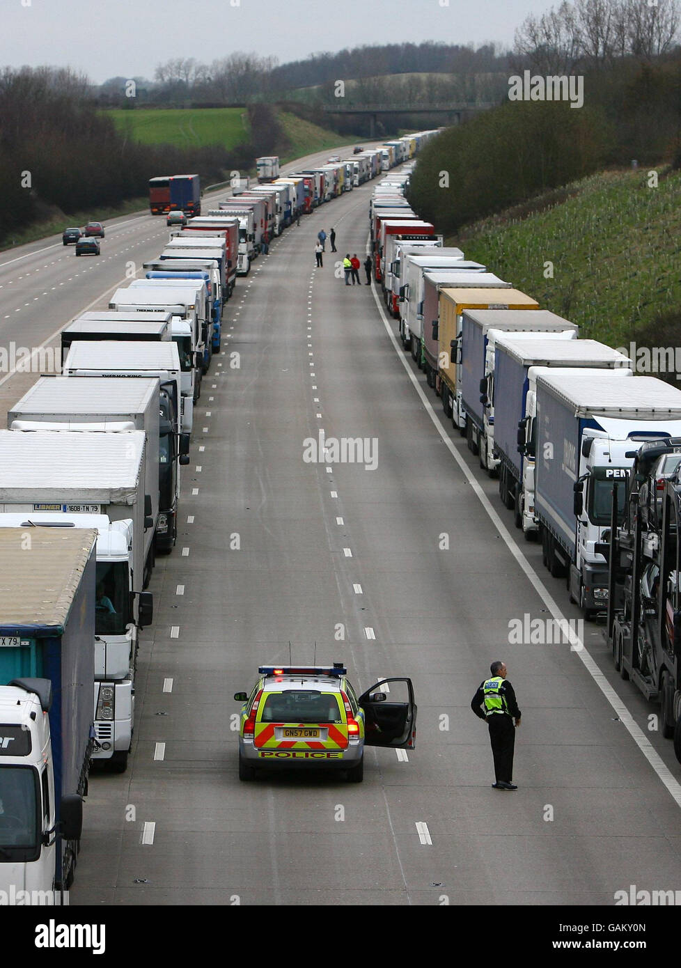 Ashford lorry queue hi-res stock photography and images - Alamy