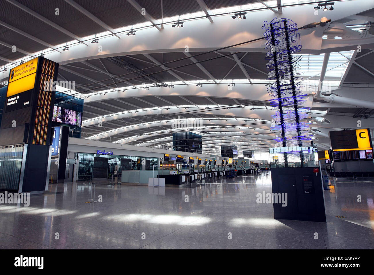 Heathrow terminal 5 construction hi-res stock photography and images ...
